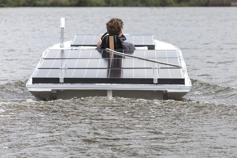Zonnepanelen op Solar Boot Avansera. Project Avans Hogeschool Breda.